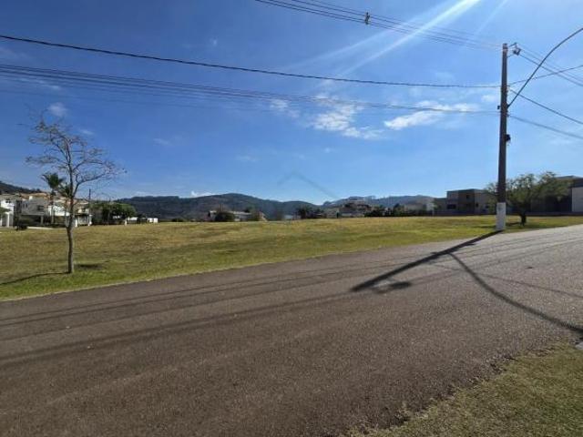Excelente terreno de 1.856,81 m² á venda no Residencial Campo da Cachoeira em Poços de Caldas MG