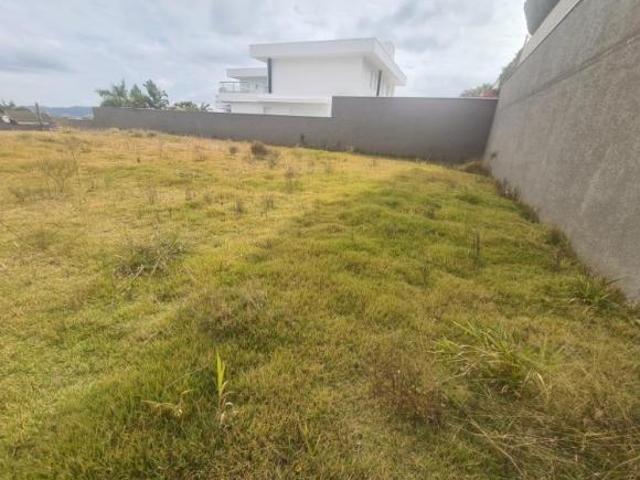 Excelente terreno no Condomínio Flamboyant em Atibaia SP. Com 1.127 m2 totalmente murado