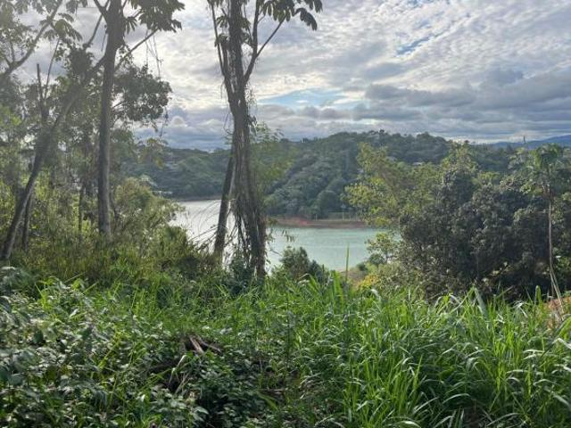 Excelente terreno pé na água em condomínio fechado em Igaratá SP