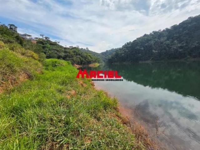 Excelente terreno pé na água localizado no Condomínio Águas de Igaratá, com área total de 8.385 m²