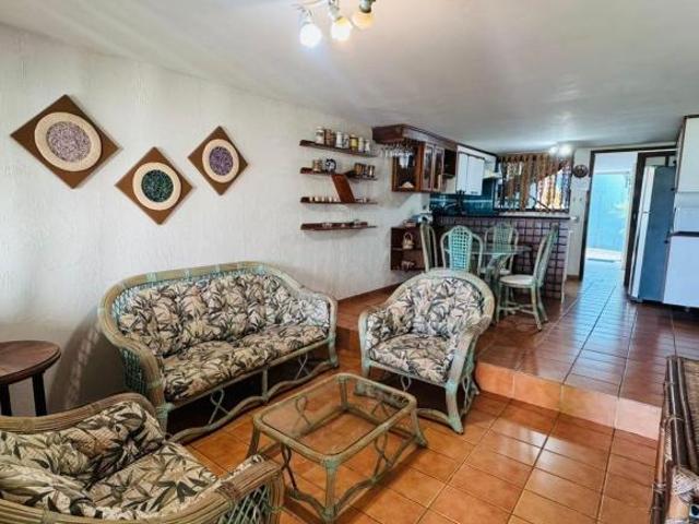 Excelente triplex tipo chalé, pertinho do mar, com 3 dormitórios e varanda gourmet, na praia do Láza