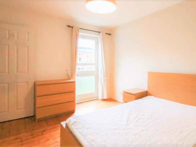 Excellent double bedroom near the Ladbroke Grove metro Has a Room