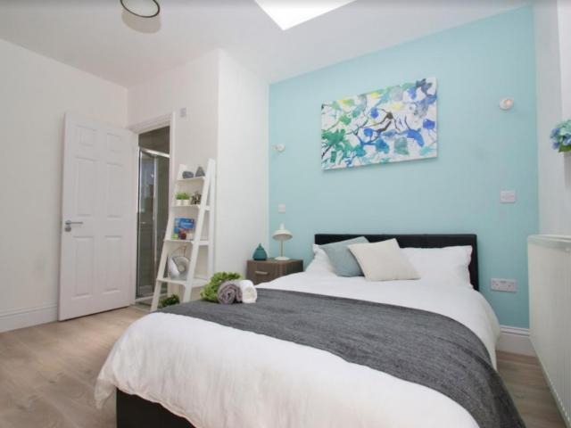 Excellent double ensuite bedroom close to the White City tube Has a Room