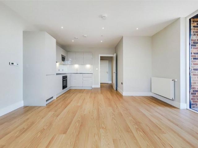Excellent one bedroom, one bathroom flat within Wimbledon Grounds, this prestigious new development next to the AFC Wimbledon Stadium. The apartments all have generous balconies, lift access, secure bike storage and landscaped communal gardens