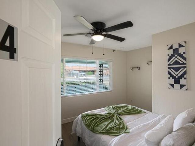 Excellent Location, only 6 residents, New AC, Home near Community College, Bus Stop, & Beautiful Historic Glendale, restaurants and shopping! Attentive management and parking onsite