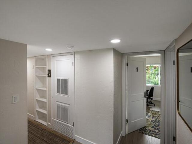 Excellent Location, only 6 residents, New AC, Home near Community College, Bus Stop, & Beautiful Historic Glendale, restaurants and shopping! Attentive management and parking onsite