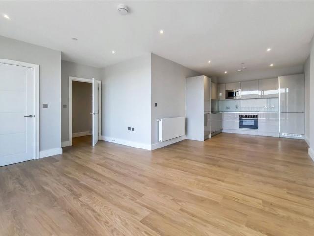 Excellent three bedroom, two bathroom flat within Wimbledon Grounds, this prestigious new development next to the AFC Wimbledon Stadium. The apartments all have generous balconies, lift access, secure bike storage and landscaped communal gardens