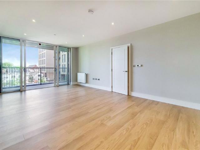 Excellent three bedroom, two bathroom flat within Wimbledon Grounds, this prestigious new development next to the AFC Wimbledon Stadium. The apartments all have generous balconies, lift access, secure bike storage and landscaped communal gardens