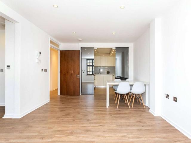 Excellent two bedroom apartment with a roof terrace close to Highgate station