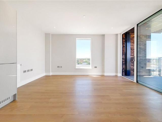 Excellent two bedroom, two bathroom flat within Wimbledon Grounds, this prestigious new development next to the AFC Wimbledon Stadium. The apartments all have generous balconies, lift access, secure bike storage and landscaped communal gardens