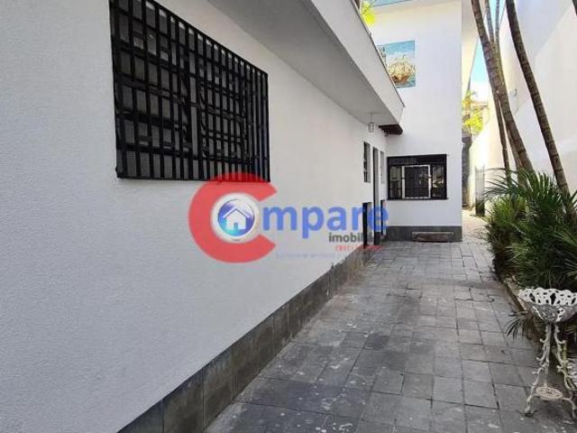 Excepcional sobrado à venda, com arquitetura clássica, com 3 dormitórios 2 suites e 6 vagas de gar