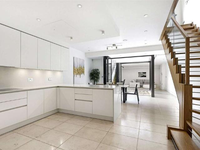 Exceptional 4 bed house located within walking distance of Battersea Park Short Let