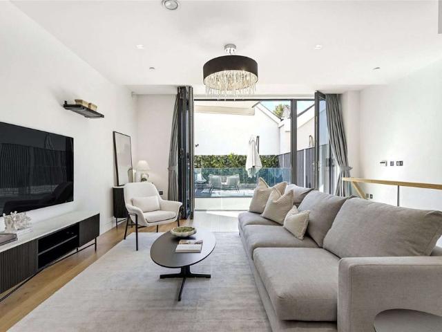Exceptional 4 bed house located within walking distance of Battersea Park Short Let