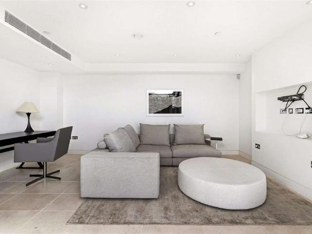 Exceptional 4 bed house located within walking distance of Battersea Park Short Let