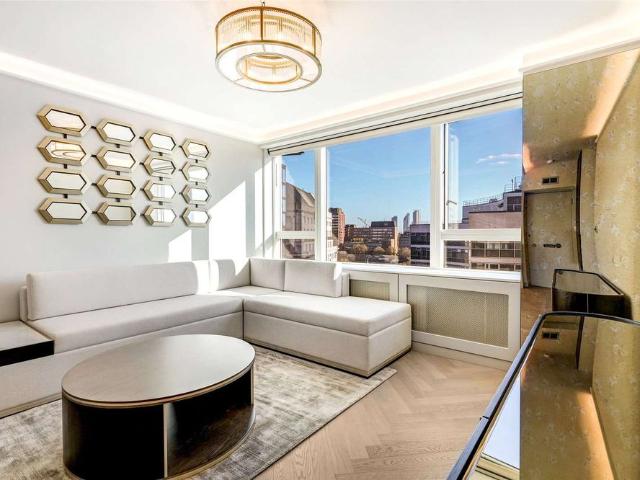 Exceptional 1 bedroom apartment, immaculately presented and will be beautifully furnished. With concierge and stunning roof top terrace