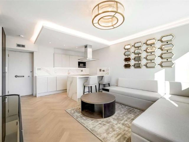 Exceptional 1 bedroom apartment, immaculately presented and will be beautifully furnished. With concierge and stunning roof top terrace