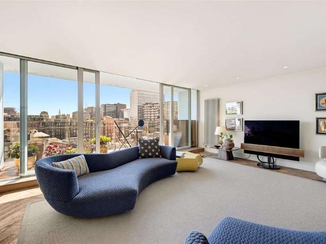 Exceptional 2 bedroom, 2 bathroom lateral apartment with incredible views from every room, large balcony and 24/7 concierge