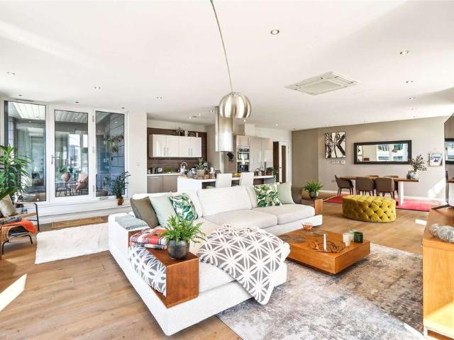 Exceptional 2 bedroom apartment of almost 2,000 sq. ft. in a prime Westminster location. Set on the 7th floor of a stylish modern development with 24/7 concierge