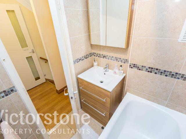 Exceptional Three Bedroom Apartment with Balcony, in Paterson Court, EC1V Available for Rent!