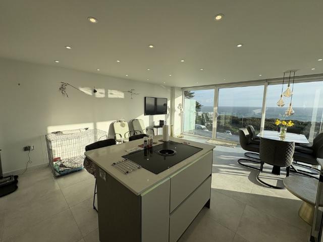 Exceptional Three Bedroom Apartment with Sea Views & Balcony â Southbourne