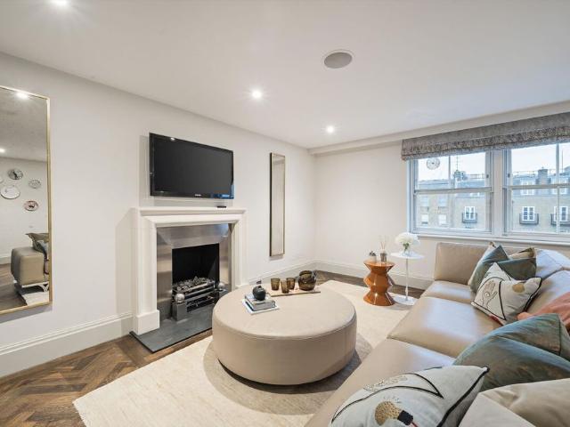 Exceptional three‑bedroom penthouse with beautiful views over Eaton Square in Belgravia, SW1W