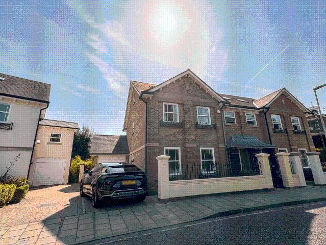 EXCEPTIONAL WATERSIDE FIVE BEDROOM HOUSE IN BARNES SOUTH WEST LONDON
