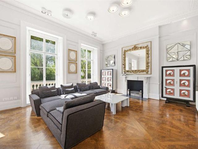 Exceptional apartment, enviably situated on Eccleston Square. 3 bedrooms, 2 bathrooms plus guest WC. Vast reception room with great ceiling height. Balcony and beautiful communal gardens