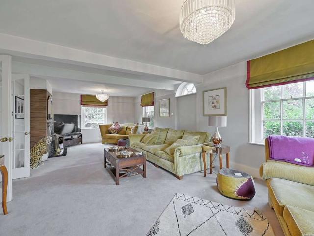 Exceptional detached farmhouse with paddocks, stabling and beautiful countryside surroundings