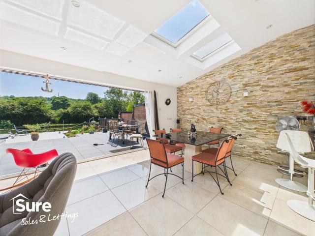 Exceptional Five Bedroom Boxmoor Residence with Canal Views Short Term Let Available