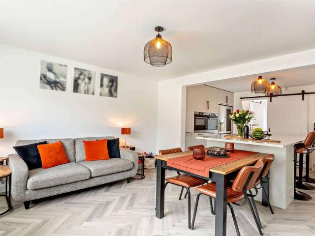 Exceptional five bedroom family home with garden & parking