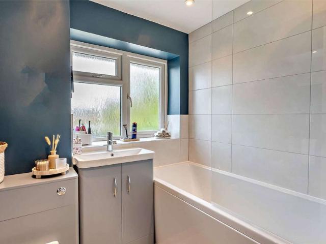 Exceptional five bedroom family home with garden & parking