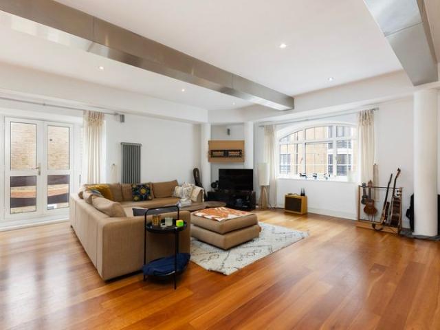 Exceptionally bright and spacious two bedroom, two bathroom apartment situated within the highly desirable Prusoms Island development in the heart of Wapping
