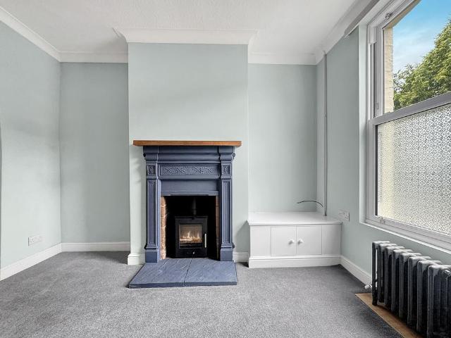 Exceptionally well presented mid terrace 2 bedroom house located on Chesterton High Street, within easy walking distance of the river and many local amenities