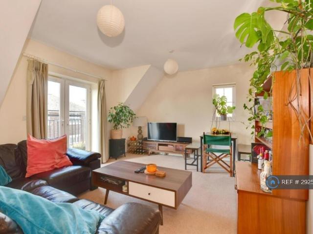 Exchange Court, Tonbridge, TN9 2 bed flat to rent £1,650 pcm £381 pw
