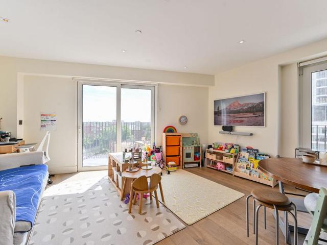 Exchange Gardens, SW8, Vauxhall. 2 bed flat to rent £4,400 pcm £1,015 pw