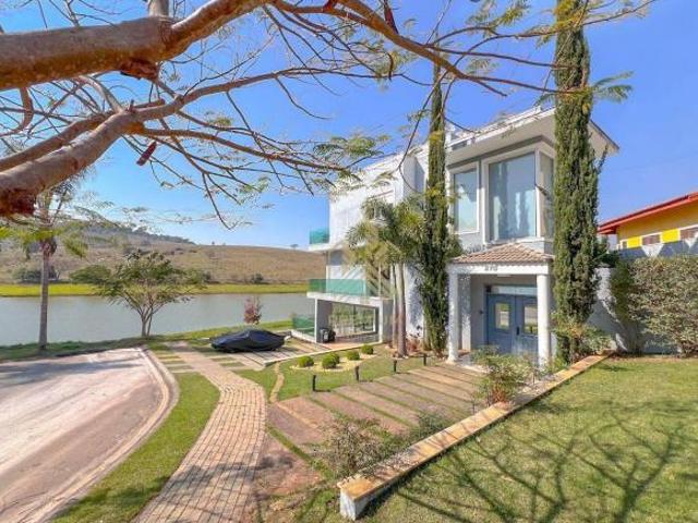 Excleente casa com vista para o lago do condomínio