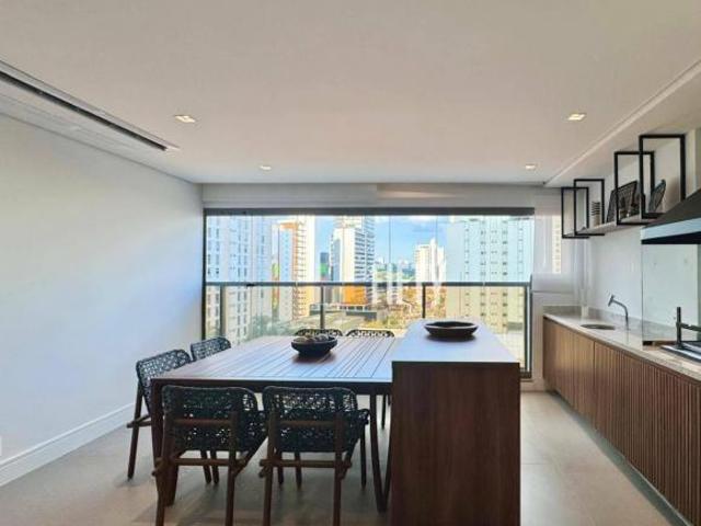 Exclusivo apartamento mobiliado à venda com 157m², 3 suítes, living para 3 ambientes e 2 vagas Bro