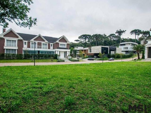 Exclusivo Terreno de 722,90 m² em Condomínio de Alto Padrão em Santa Felicidade