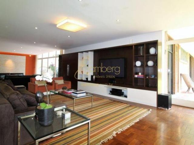 EXCLUSIVA CASA TÉRREA: Conforto e Modernidade em 744 m² de Área Construída em um Terreno de 1.575 m²