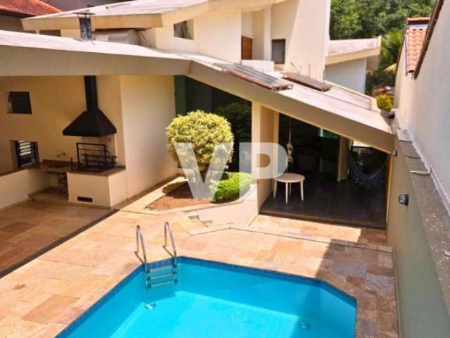 Exclusiva Casa em Condomínio Fechado com Lazer Privativo e 6 Vagas