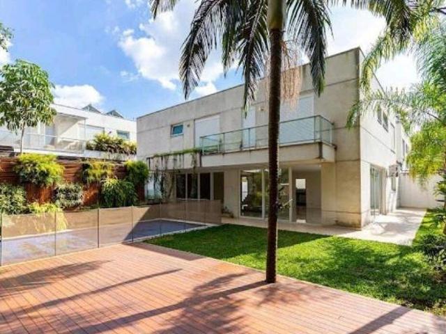 Exclusiva casa em condomínio fechado no Brooklin 680m², 4 suítes e 5 vagas