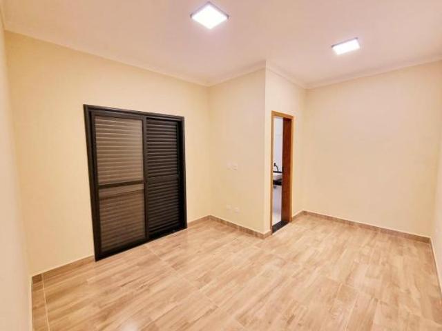 Exclusiva Casa Moderna no Condomínio Vila Romana: Ambientes Integrados, Área Gourmet, Suíte Ampla e
