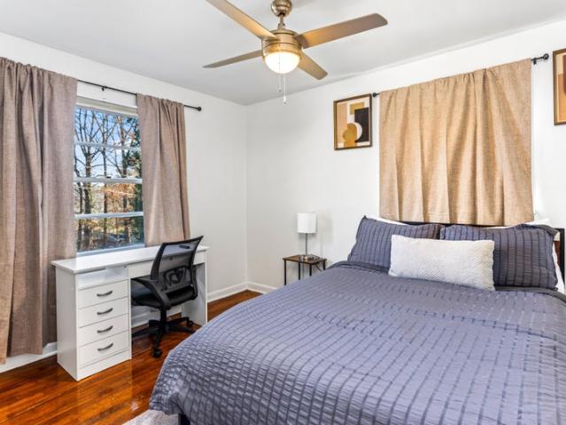 EXCLUSIVE PRIVATE BATHROOM WITH Workspace, queen