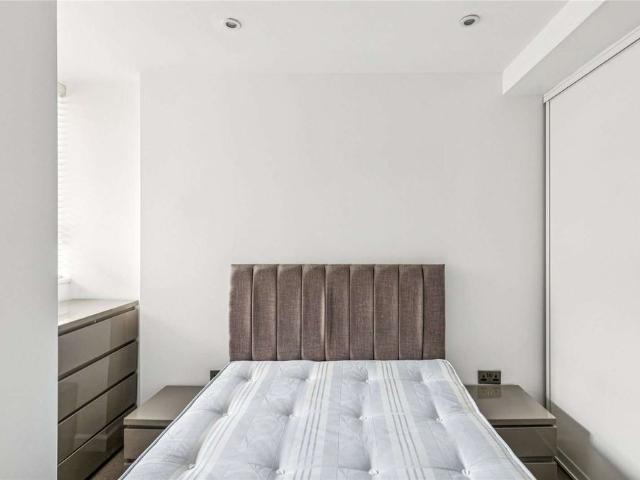 EXCLUSIVELY MANAGED BY SAVILLS. PET FRIENDLY. A contemporary one bedroom flat close to Paddington station and Hyde Park
