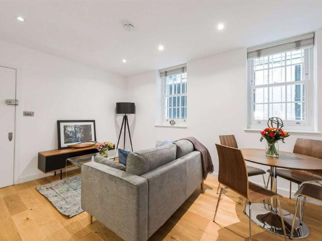 EXCLUSIVELY MANAGED BY SAVILLS. PET FRIENDLY. Contemporary one bedroom flat close to Paddington station and Hyde Park