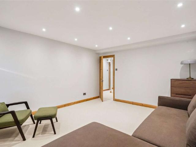 EXCLUSIVELY MANAGED BY SAVILLS. PET FRIENDLY. FURNISHED AND UNFURNISHED. Stunning, modern one bedroom apartment in the heart of Hyde Park