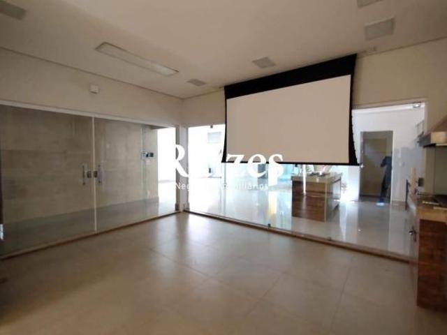 Exclusividade no bairro Jardim Karaíba: Casa Térrea de 270m², 3 Suítes, Cinema 4K e Vista para a pis