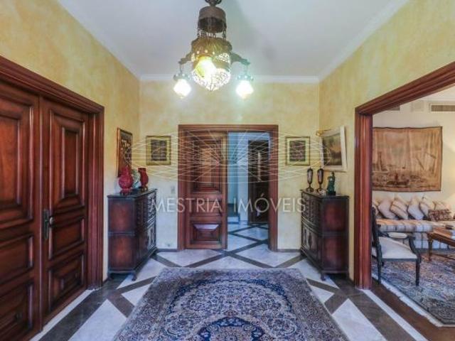 Exclusividade e charme colonial em rua arborizada do Jardim Guedala