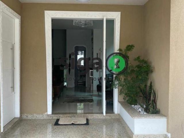 Exclusividade e Elegância no Condomínio Granja do Morumbi Casa de 4 Suítes à Venda