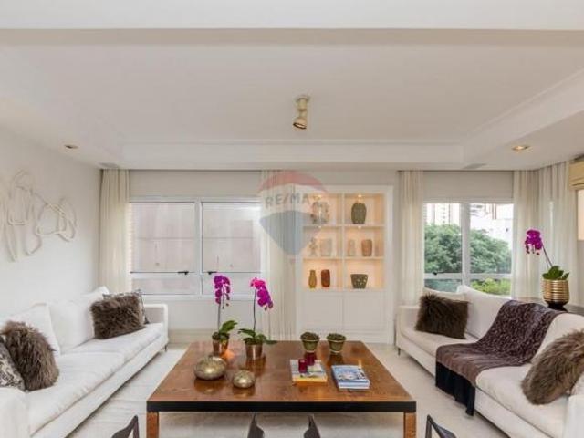 Exclusividade e sofisticação em Moema 3 suites, 243 m² 1 por andar